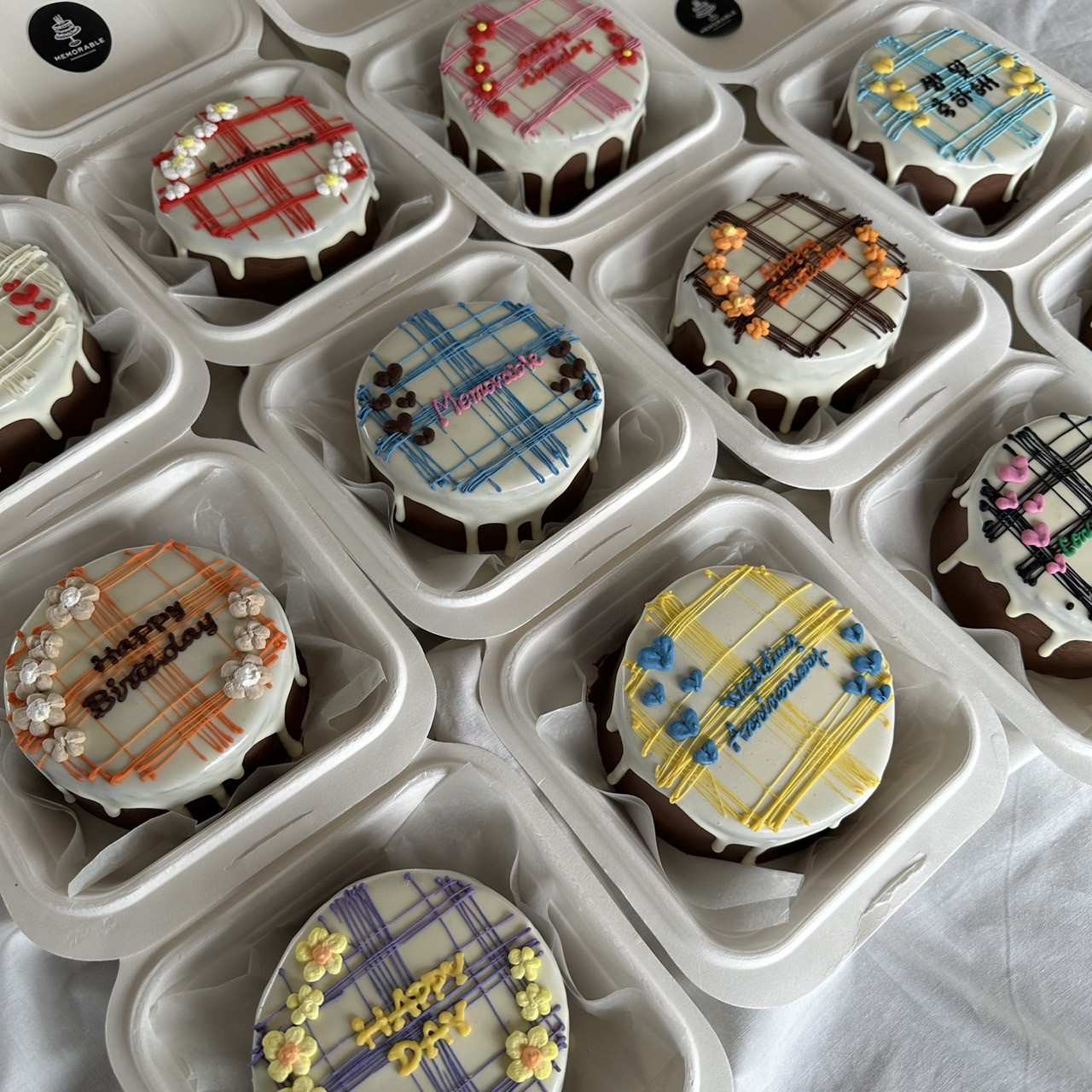 ラインカラーが選べる！チェック柄が可愛い♪レトロポップセンイルケーキ～濃厚チョコ3号Ver.～（メモラーブル） | Cake.jp