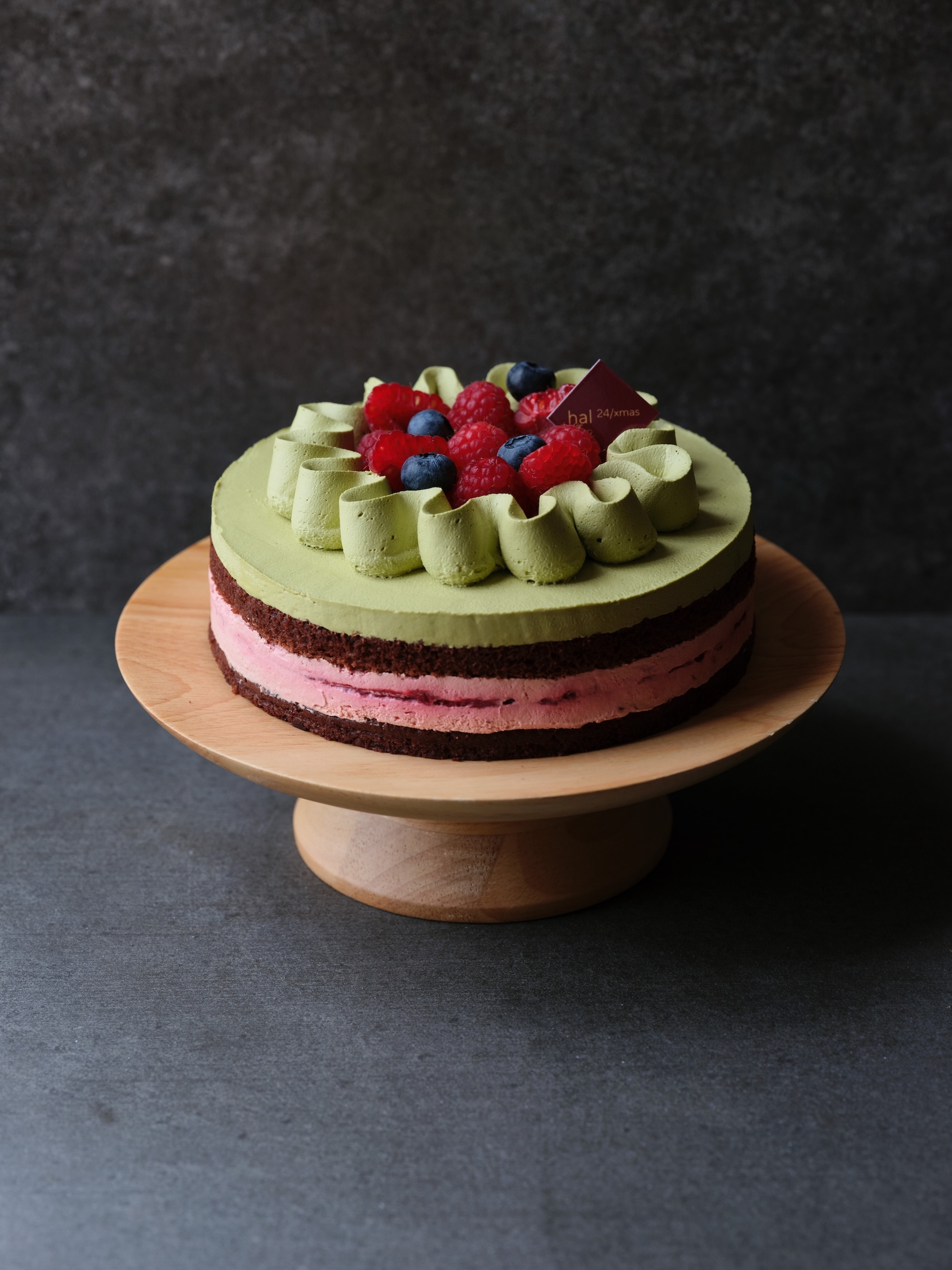 【クリスマスケーキ】ノエル・ド・ピスターシュ・フランボワーズ（hal okada vegan patisserie） | Cake.jp